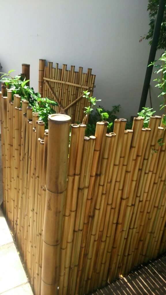 Como fazer uma cerca de bambu bem elaborada para sua casa ou jardim