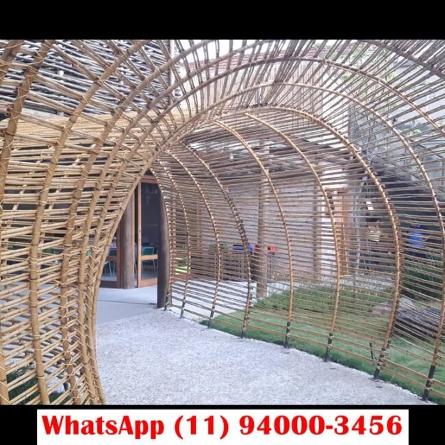 Aumentar muro com bambu, colocando painéis decorativos.